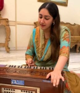 Sayyeshaa Saigal Age, Husband, Family, Biography & More » StarsUnfolded