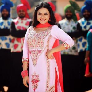 Simi Chahal Height, Weight, Age, Biography, Affairs & More » StarsUnfolded