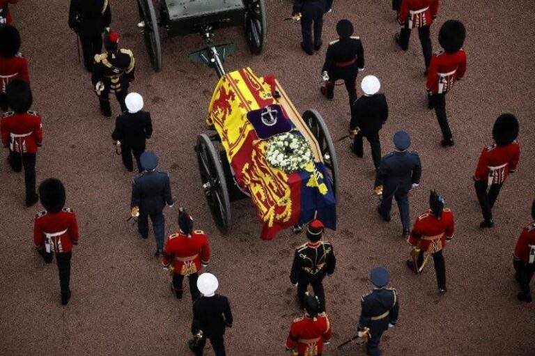 Queen Elizabeth II Age, Death, Husband, Children, Family, Biography ...