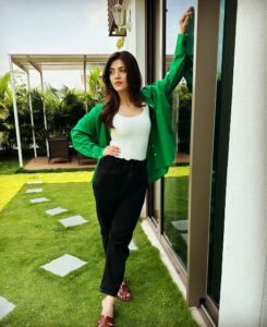 Mehreen Pirzada Height, Age, Boyfriend, Husband, Family, Biography ...