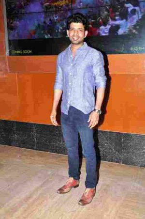 Vineet Kumar Singh Height, Age, Girlfriends, Wife, Family, Biography ...