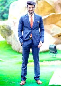 Vijay Deverakonda Height, Age, Girlfriend, Family, Biography ...
