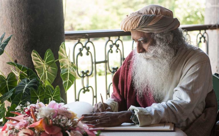 Jaggi Vasudev (Sadhguru) Age, Wife, Children, Family, Biography & More ...