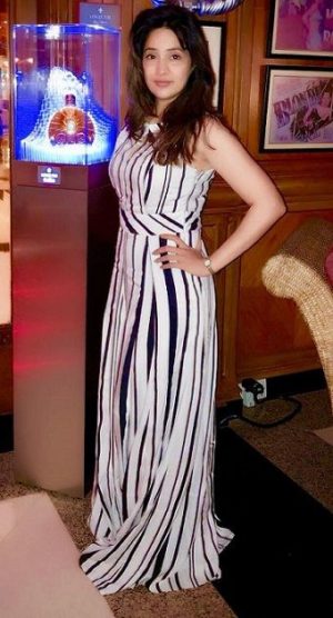 Sampada Vaze Height, Weight, Age, Husband, Family, Biography & More ...