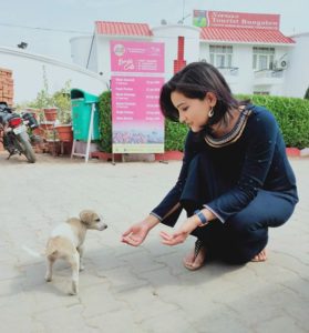 Meenakshi Kandwal (News Anchor) Age, Boyfriend, Husband, Family ...