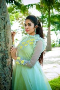Divi Vadthya (Bigg Boss Telugu 4) Age, Height, Boyfriend, Family ...