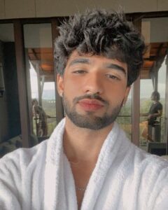 Zeeshan Khan (Bigg Boss OTT) Height, Age, Girlfriend, Family, Biography ...