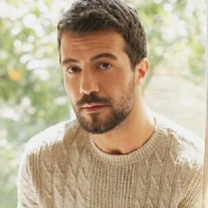 Demet Özdemir Height, Age, Boyfriend, Husband, Family, Biography & More ...