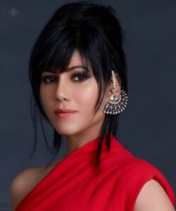 Warda Khan Age, Husband, Children, Family, Biography & More » StarsUnfolded