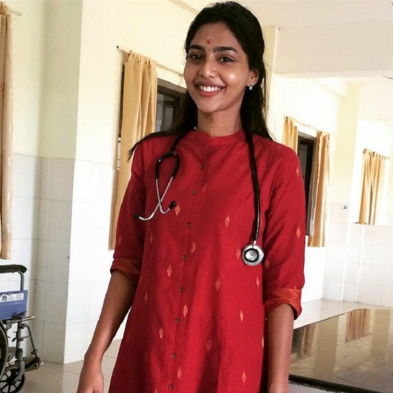 Aishwarya Lekshmi Age, Boyfriend, Family, Biography & More » StarsUnfolded