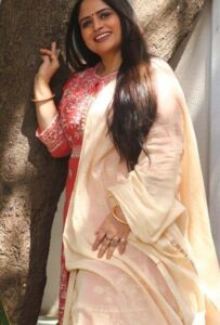 Ishrat Khan Height, Age, Husband, Children, Family, Biography & More » StarsUnfolded