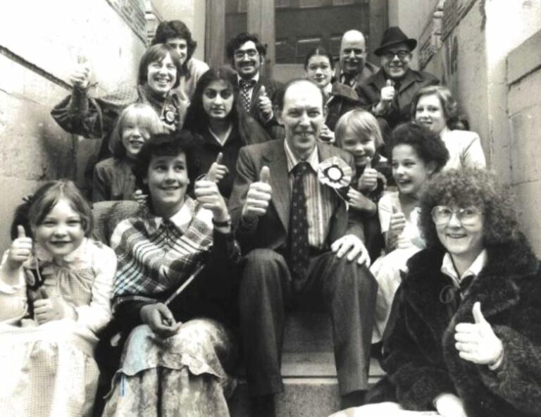 Humza Yousaf Age, Caste, Wife, Family, Biography & More » StarsUnfolded