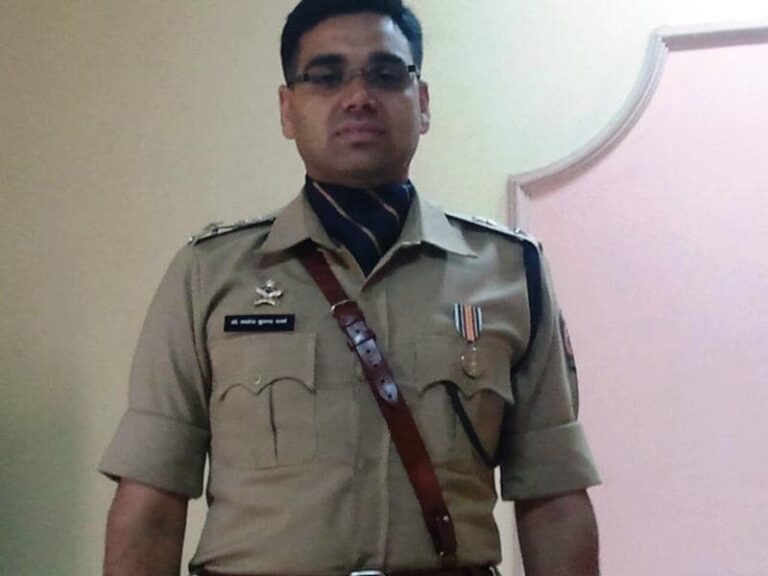 Manoj Kumar Sharma (IPS, 12th Fail) Age, Wife, Family, Biography ...