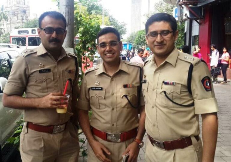 Manoj Kumar Sharma (IPS, 12th Fail) Age, Wife, Family, Biography ...