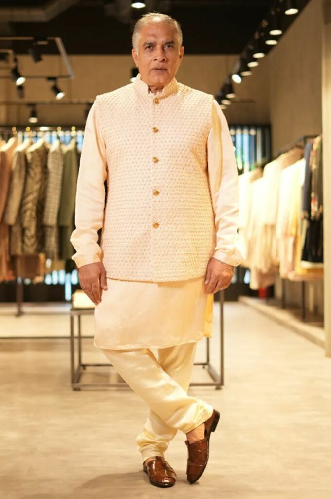 Haresh Khatri Height, Age, Wife, Children, Family, Biography & More » StarsUnfolded