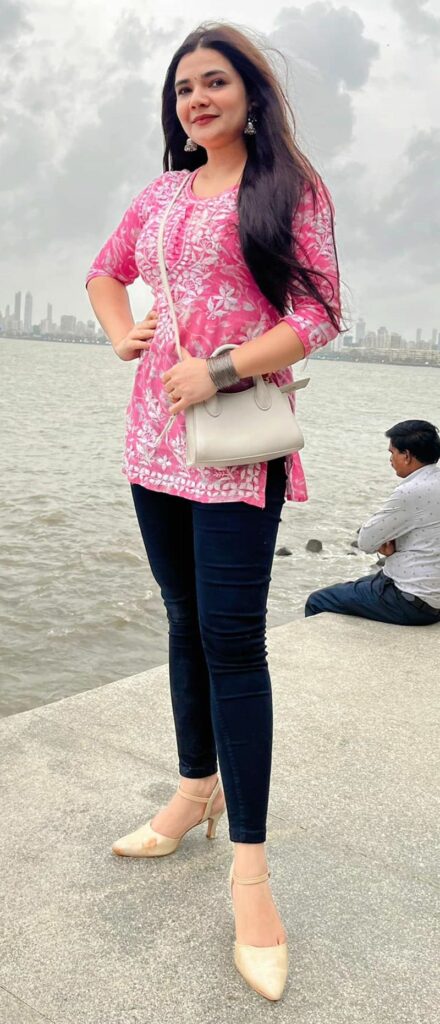 Swati Mishra (Singer) Age, Husband, Family, Biography & More » StarsUnfolded