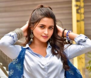 Esha Pathak Height, Age, Family, Biography » StarsUnfolded