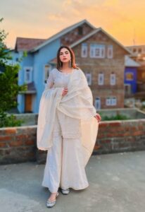 Farhana Bhat Height, Age, Family, Biography » StarsUnfolded