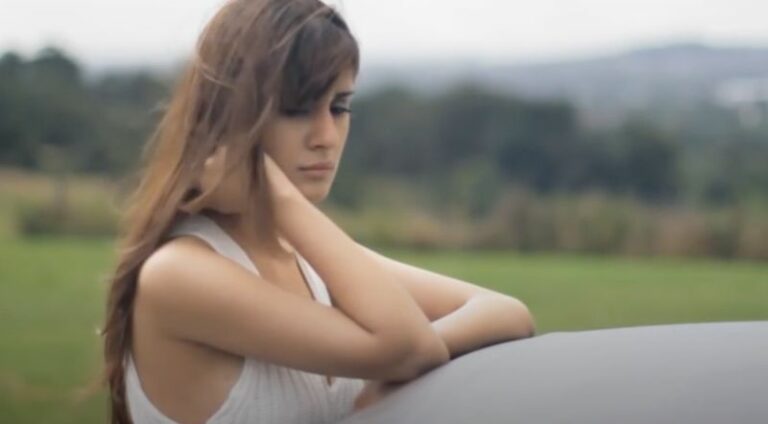 Kubra Khan Height, Age, Family, Biography » StarsUnfolded