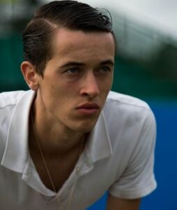 Tom Blyth Height, Age, Girlfriend, Family, Biography » StarsUnfolded