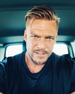 Alan Ritchson Height, Age, Girlfriend, Wife, Children, Family ...