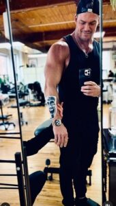 Alan Ritchson Height, Age, Girlfriend, Wife, Children, Family ...