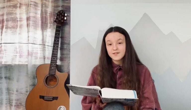 Bella Ramsey Height, Age, Family, Biography » StarsUnfolded