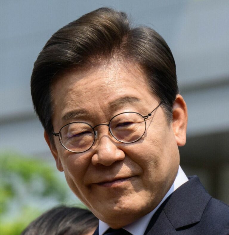 Lee Jae-myung Height, Age, Wife, Children, Family, Biography ...
